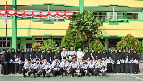 Guru & Staf SDIT